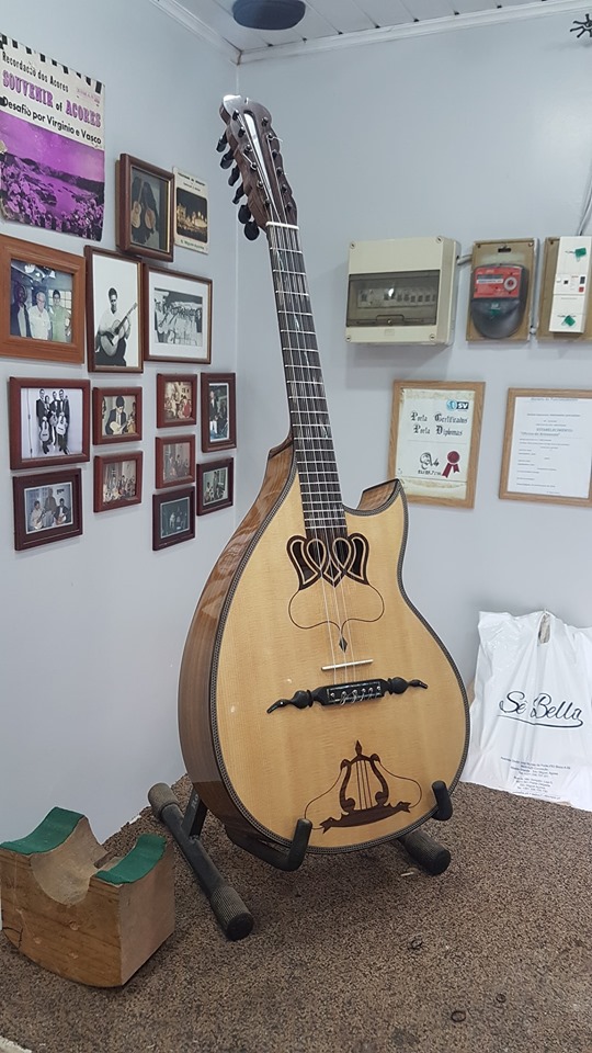 Jovem açoriano constrói tradicionais violas da terra e guitarras de ...