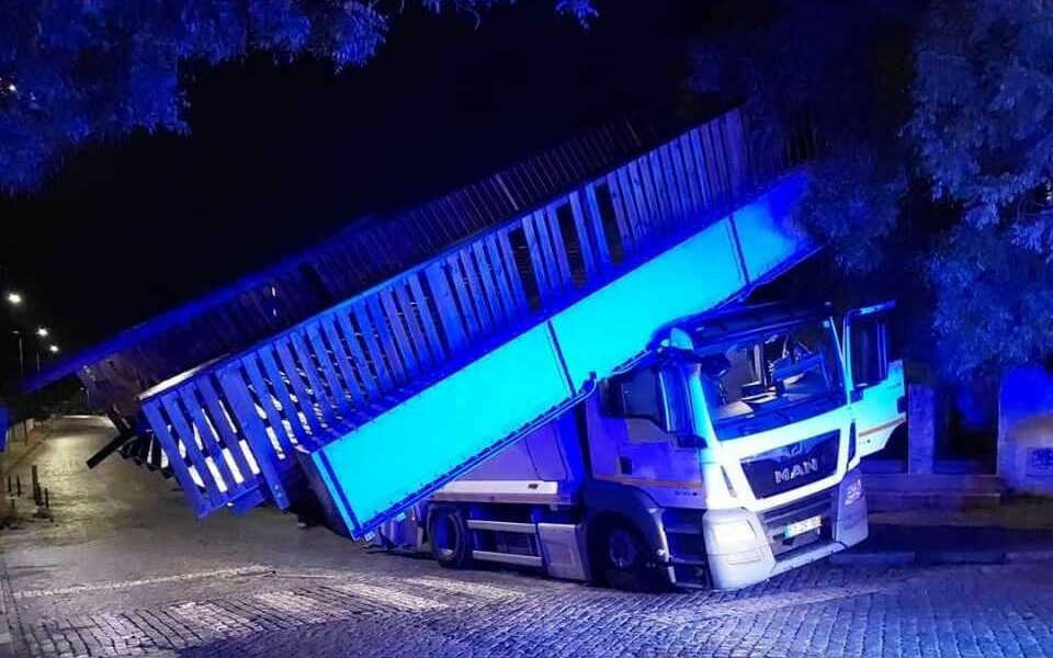 Camião de lixo bate contra ponte pedonal – Notícias de Coimbra