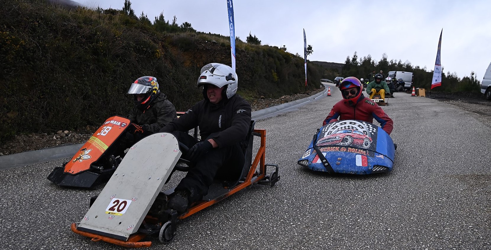 Carrinhos de rolamentos e trikes: Quem vai descer mais rápido ou ...