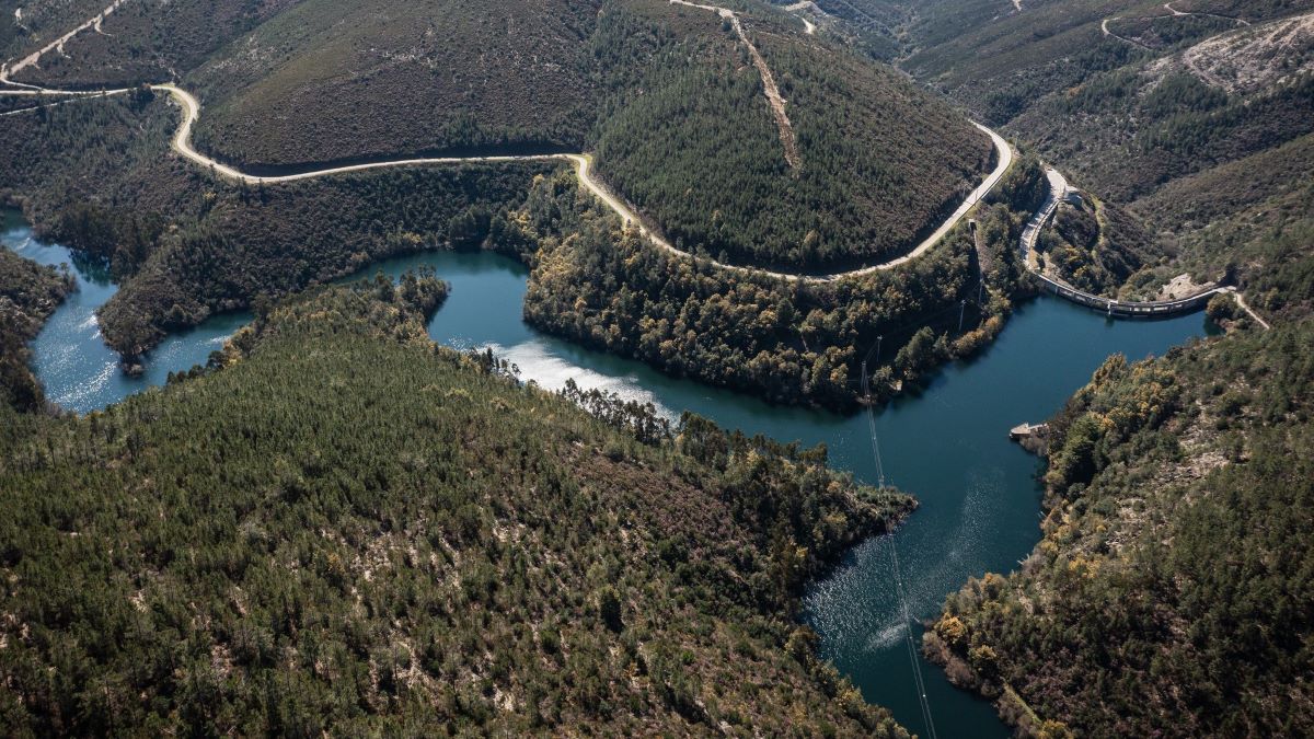 Barragem do Alto Ceira onde água une e divide 2 concelhos em um cenário ...