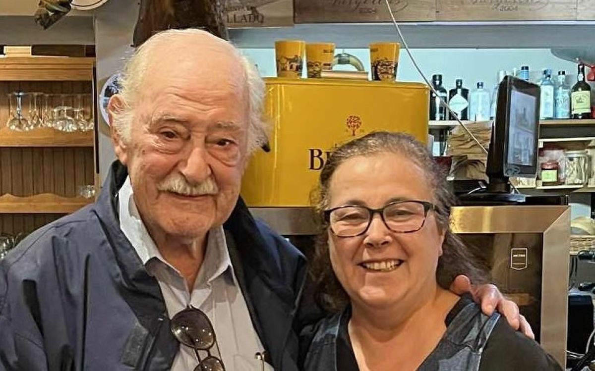 RUY DE CARVALHO RECEBIDO COM CARINHO NO BURGO ANTES DE ESPETÁCULO NA ...