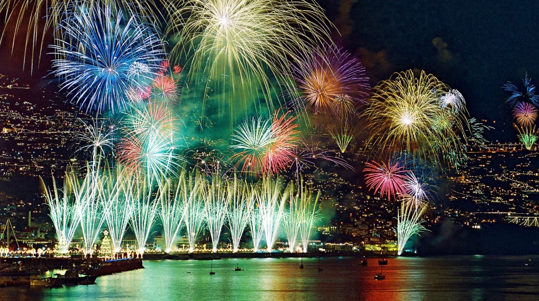 Há fogo-de-artifício à meia-noite: Madeira confirma espetáculo de Ano ...