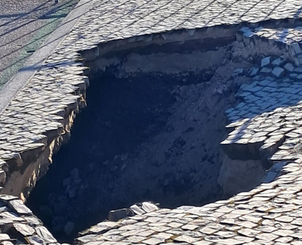 Força do mar arrasa marginal em Buarcos e abre “cratera” – Notícias de ...