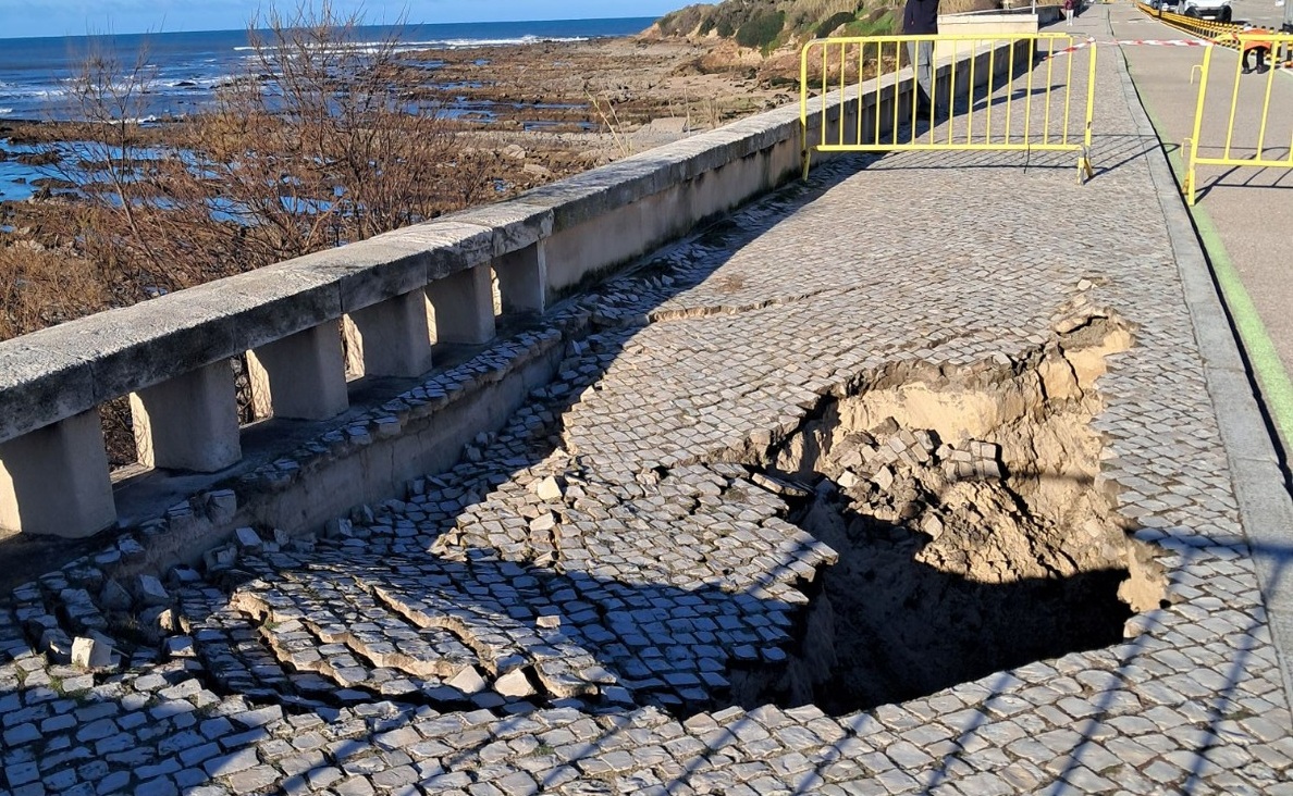Força do mar arrasa marginal em Buarcos e abre “cratera” – Notícias de ...